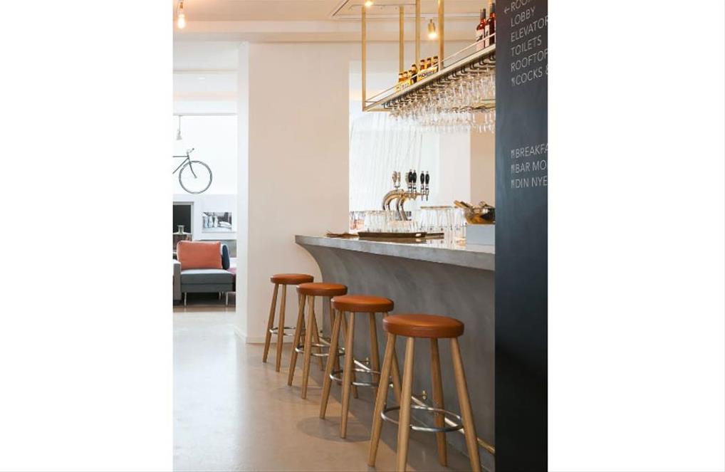 CH58 Bar Stool Oak/ Soap/ Stainless Steel/ Leather Loke 7050 Ø35 cm ...